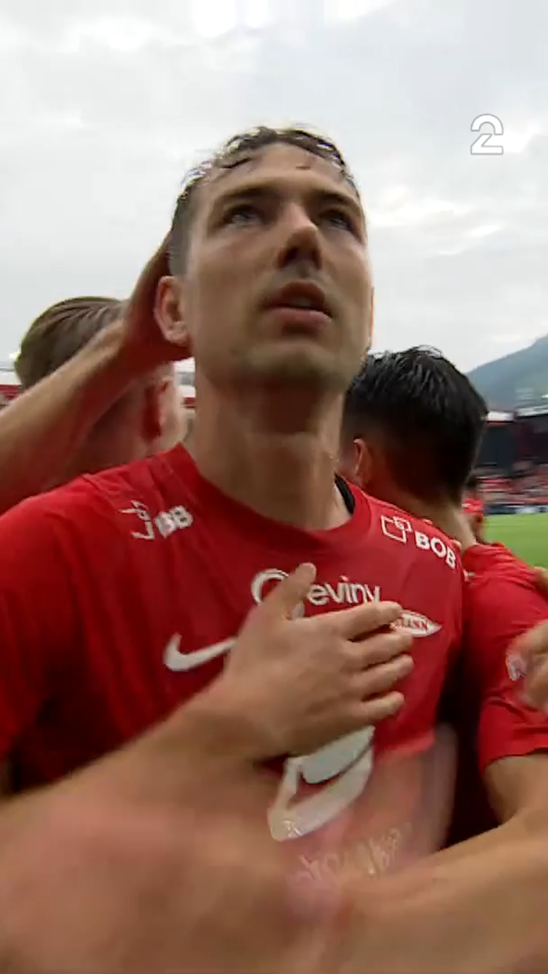 Dunker ballen i mål med hodet