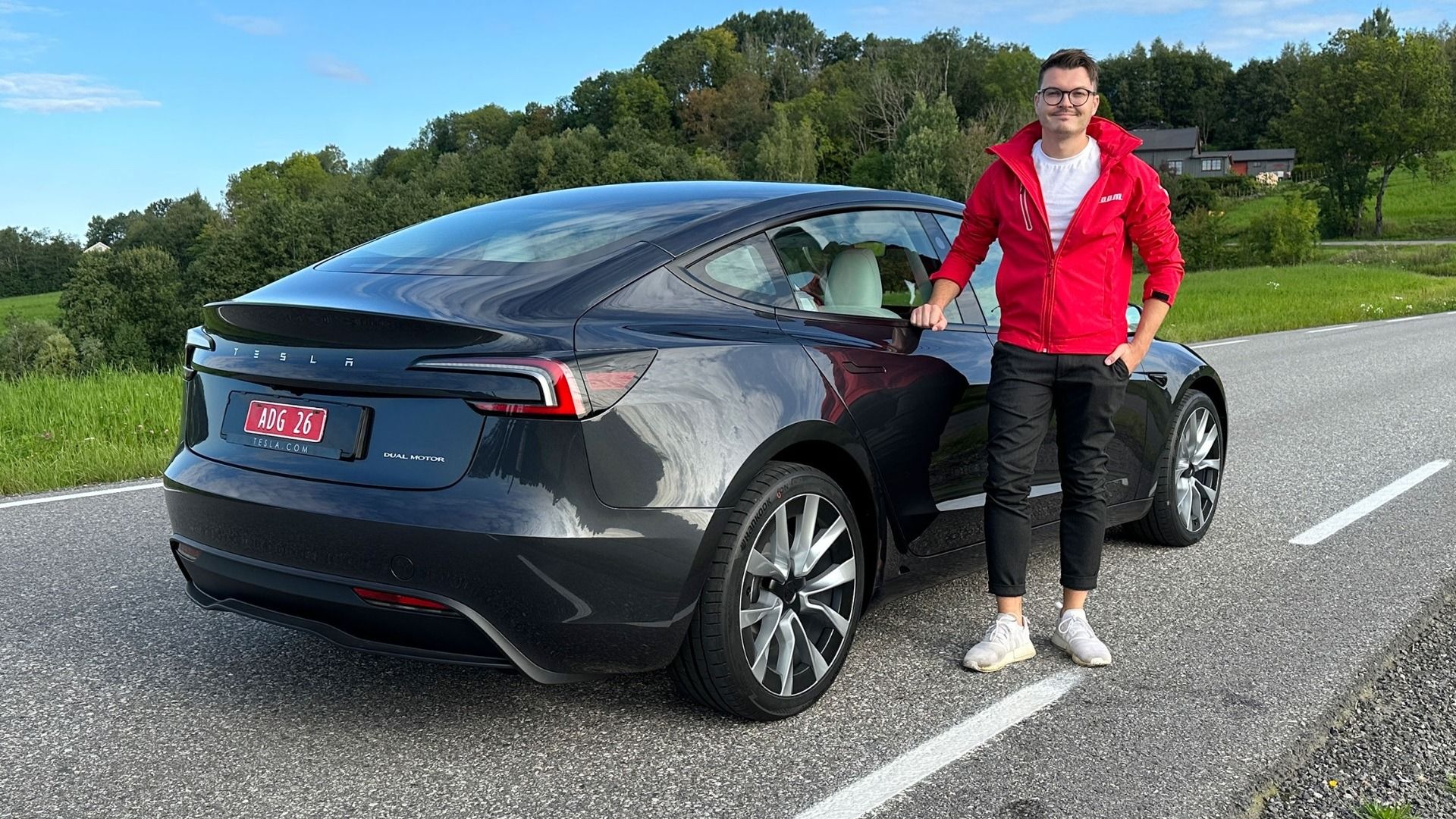 Første test Tesla Model 3 facelift: – Vesentlig bedre!