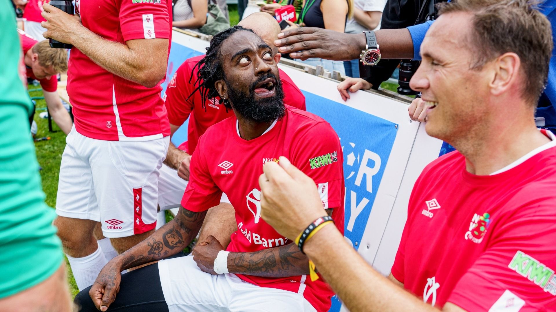 Blemme på direkten - vet ikke hvem lagkameraten er