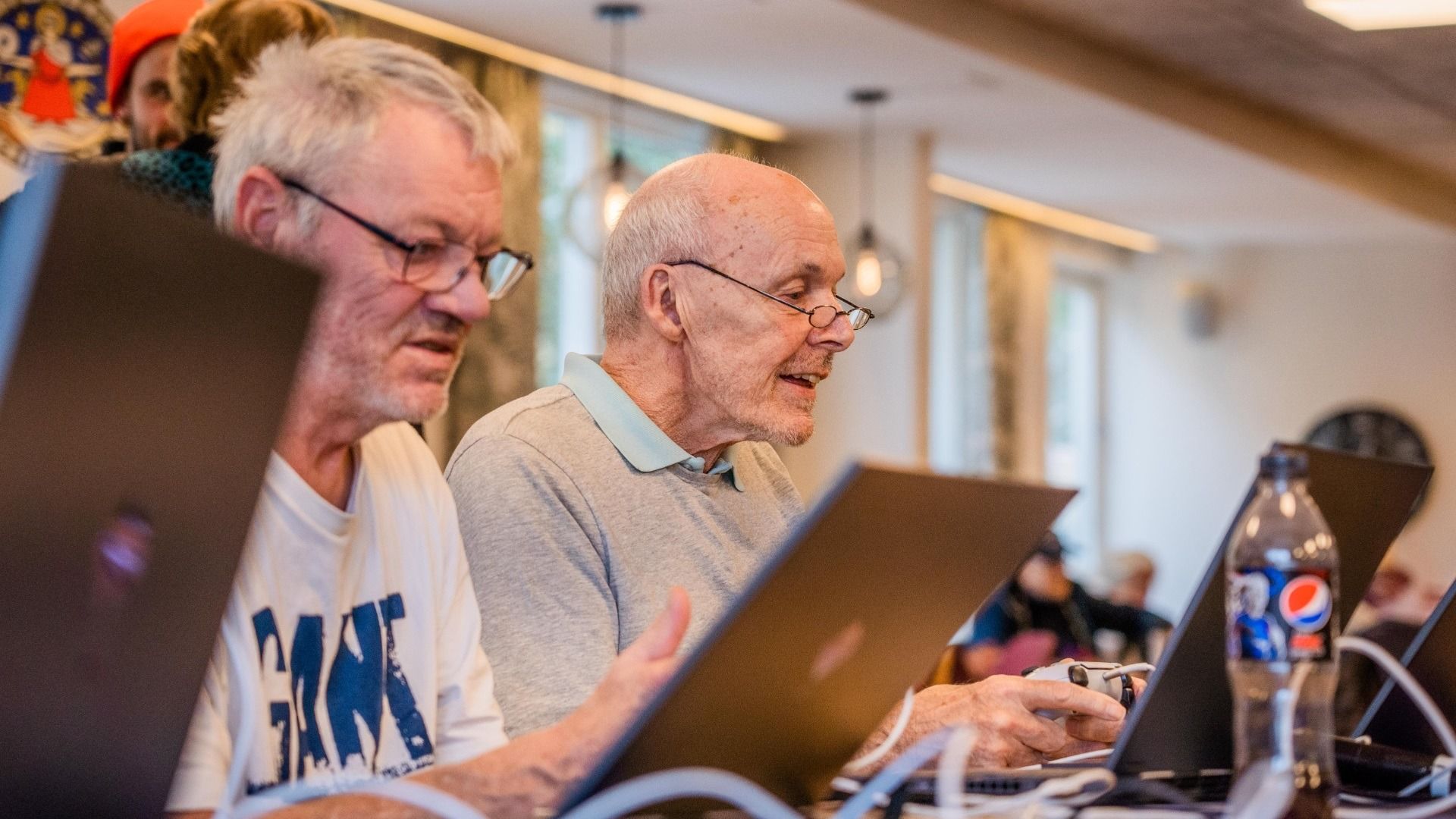 Seniorene har fått ny hobby: – Her går det unna!