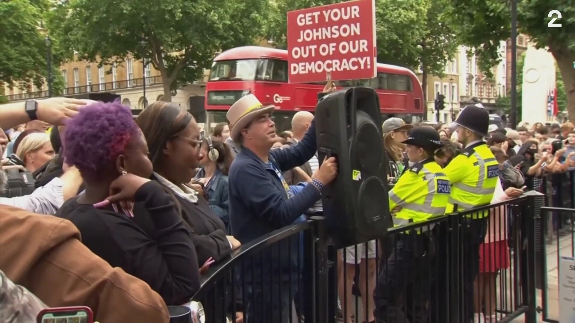 Folkemengder synger utenfor Downing Street: – Bye Bye, Boris