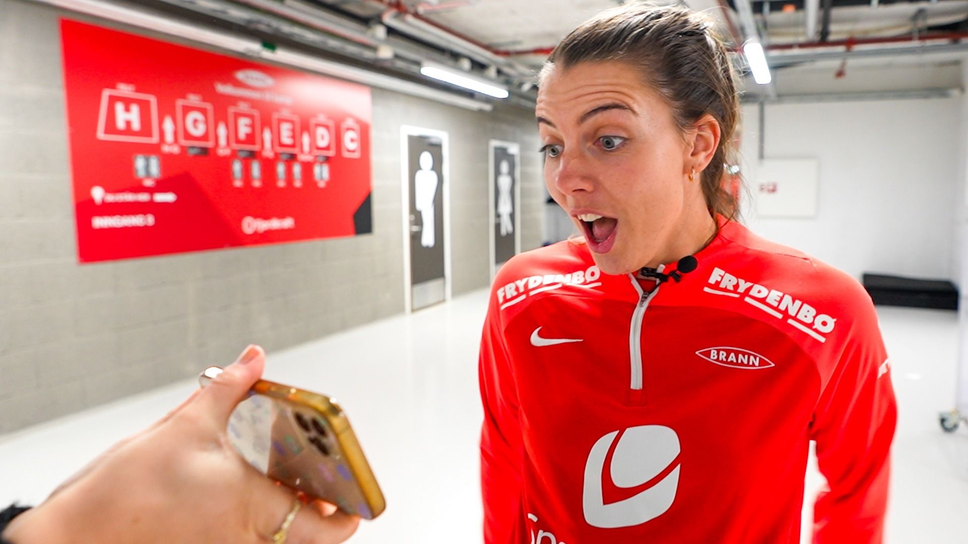 Blir satt ut av det hun får se på mobilen