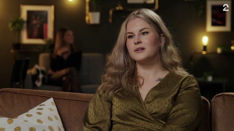 Tara (25) hyller moren på The Voice