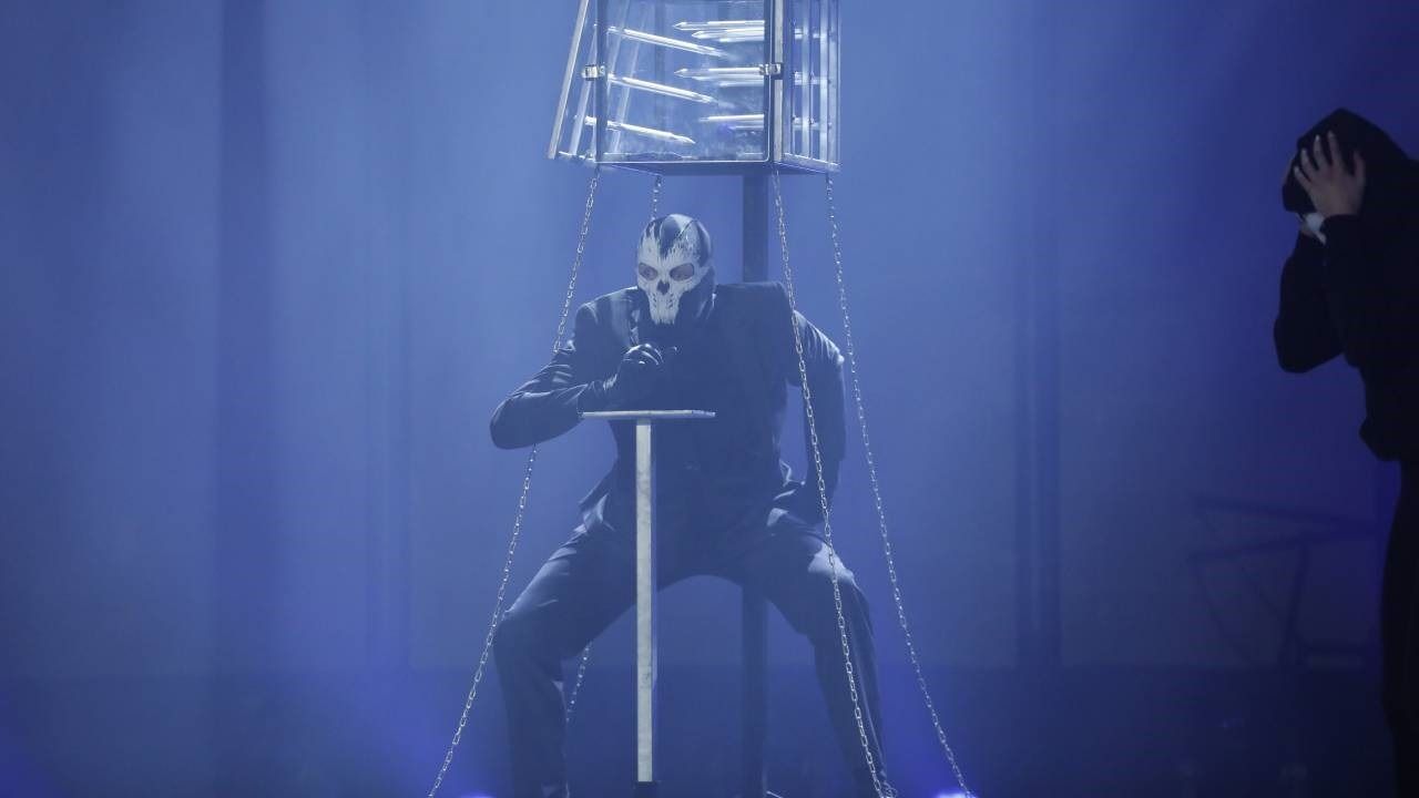 Den maskerte magiker gjorde farlig triks på scenen