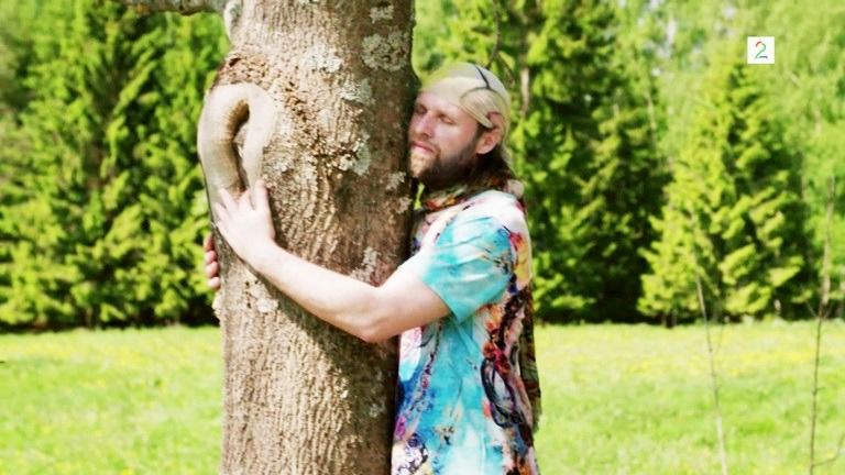 Et tre inspirerer Aune Sand til å lese et erotisk dikt