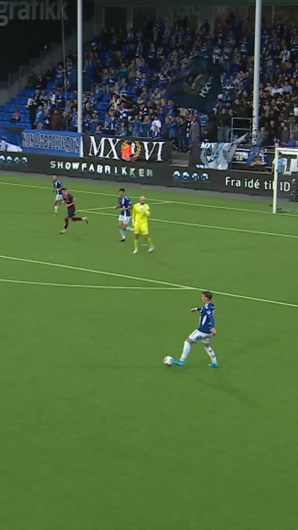 24’ - Gult kort til Wilfred George Igor