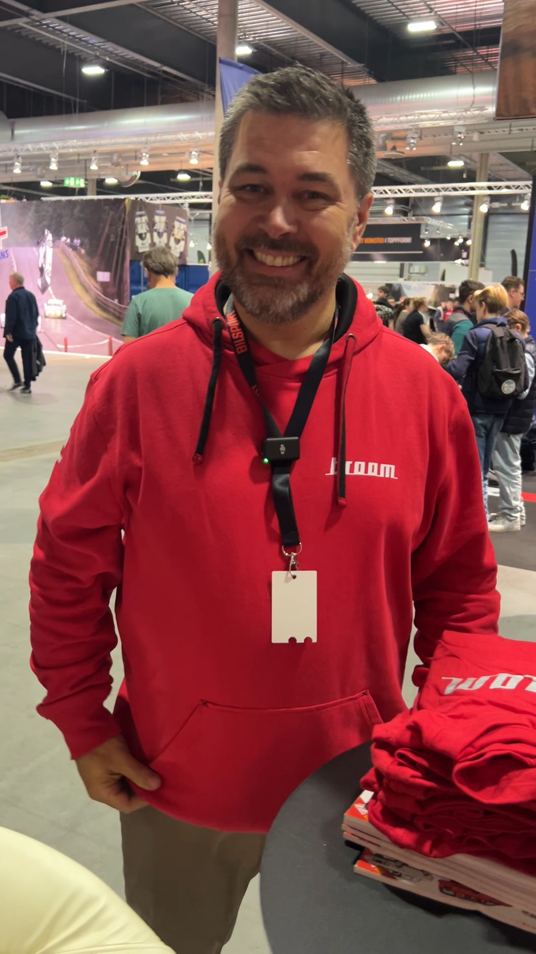 Her deler vi ut Broom t-skjorte