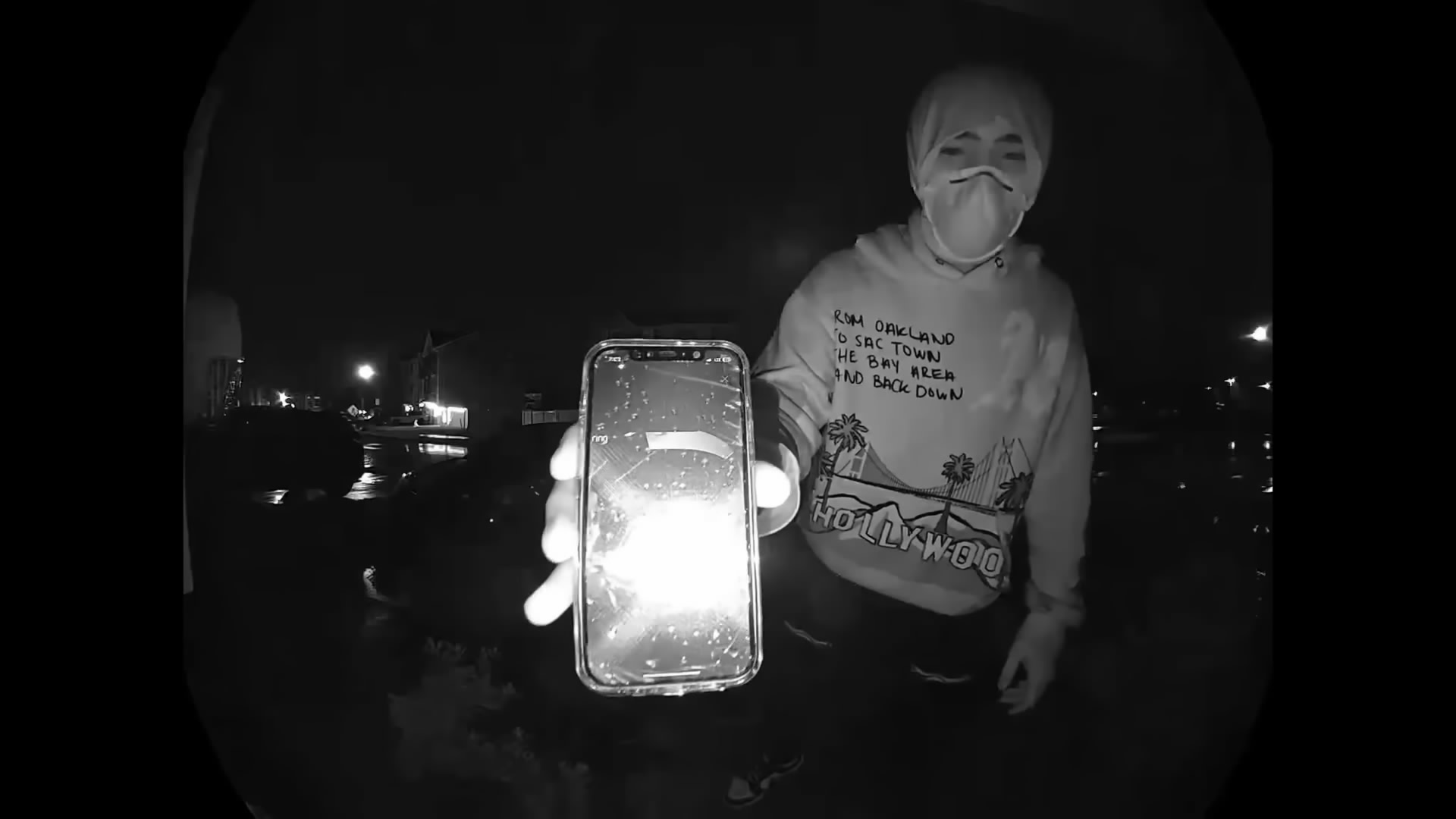 Frekke tyver fanges på kamera midt i akten