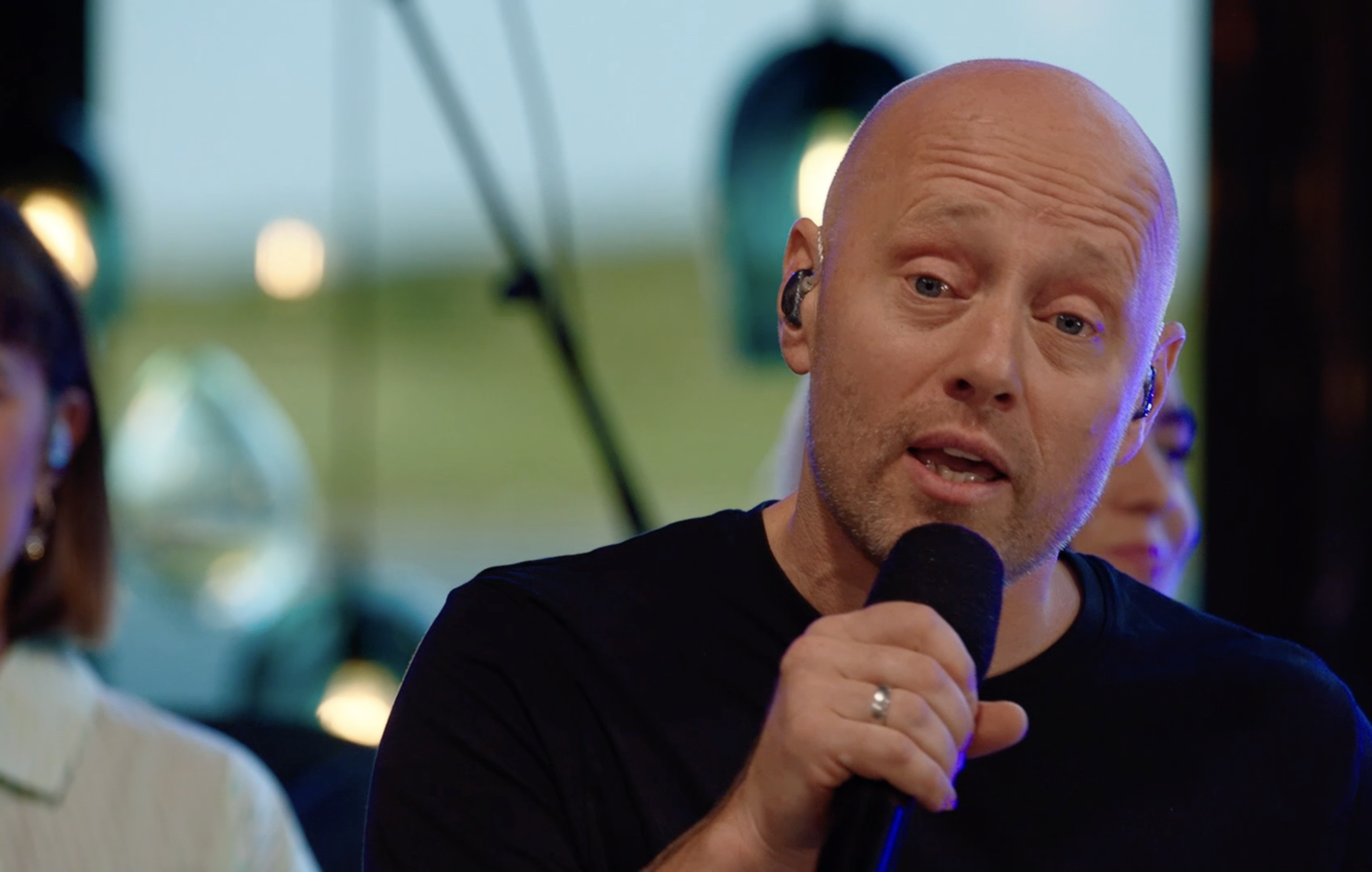 Her overrasker Aksel Hennie i «Hver gang vi møtes» Her overrasker Aksel Hennie i «Hver gang vi møtes»