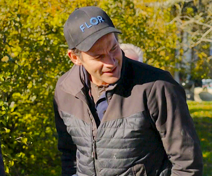 Overrasker Jon Almaas og kona med gave: – Vi skal ikke ha det