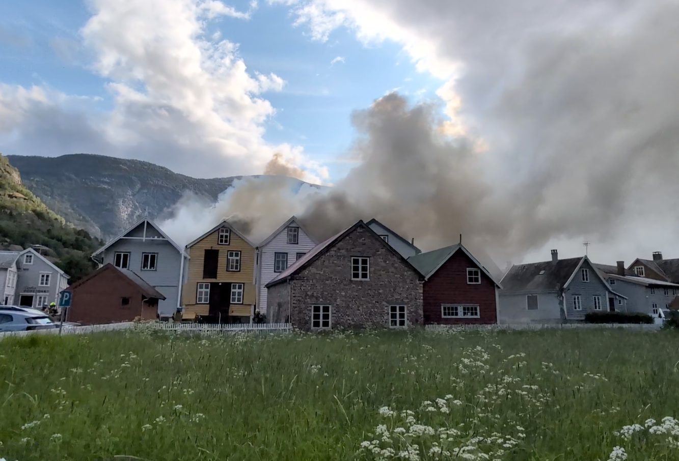 Brann sprer seg i Lærdal