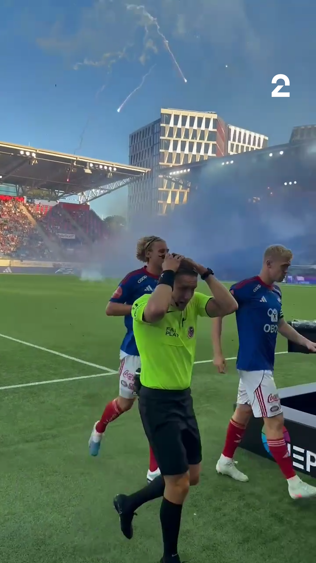 Hoveddommer truffet av fyrverkeri