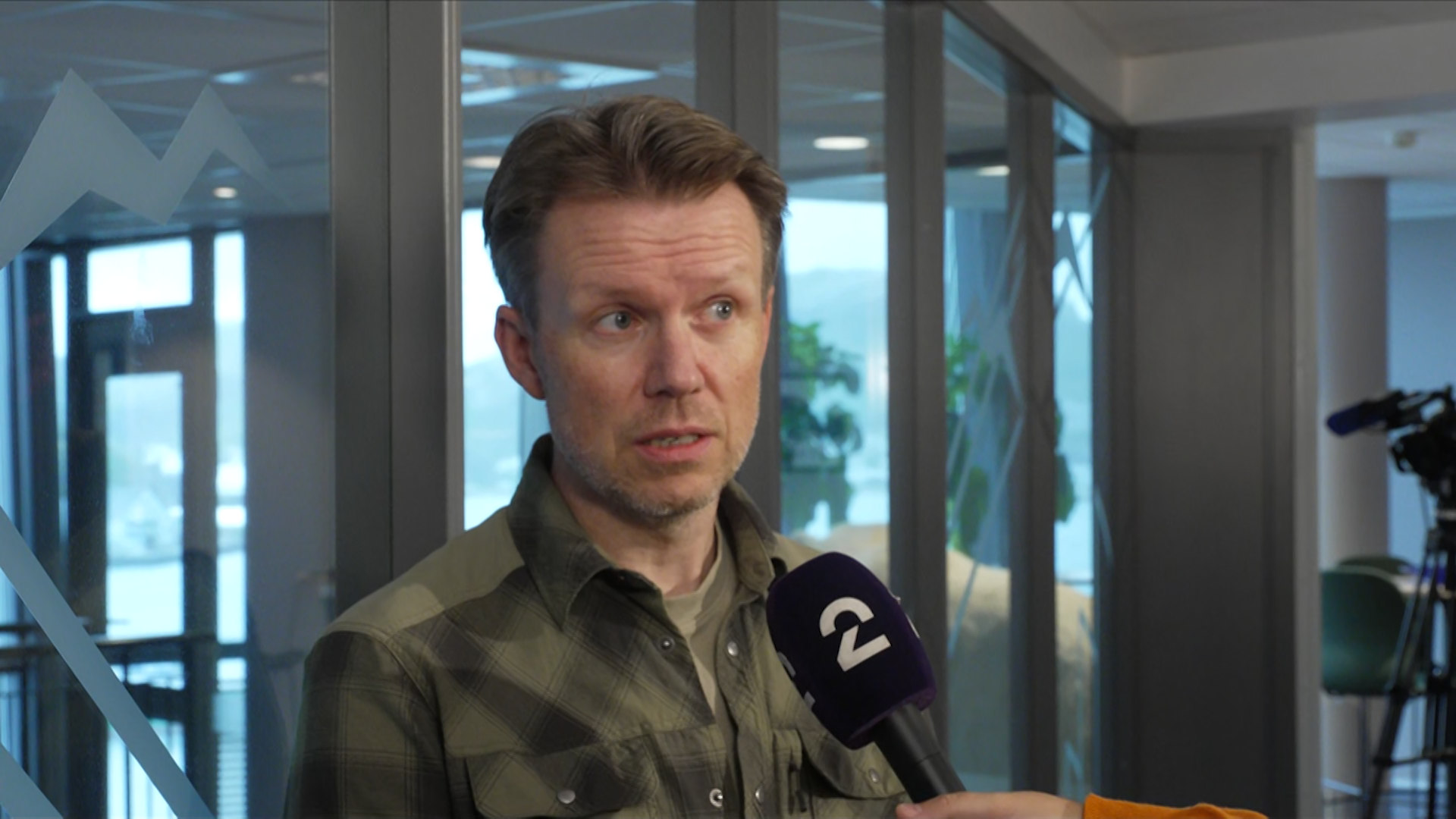 En båt med sju personer har kantret i Lofoten. Én person sitter fast ...