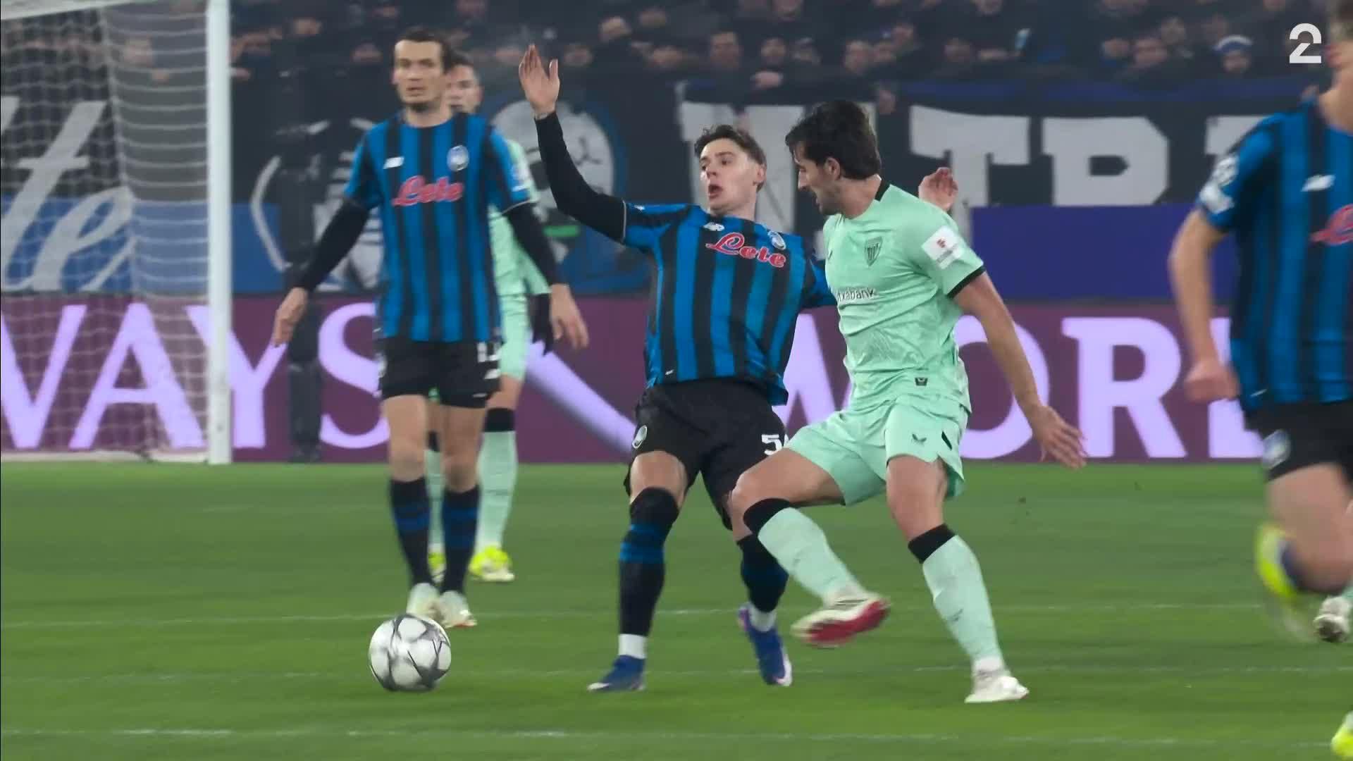 22’ - Gult kort til Dani Vivian