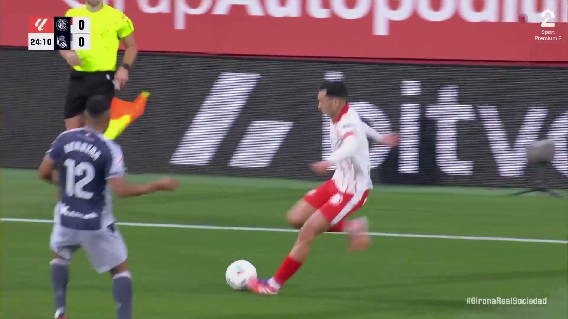 25’ - Sjanse til Joel Roca