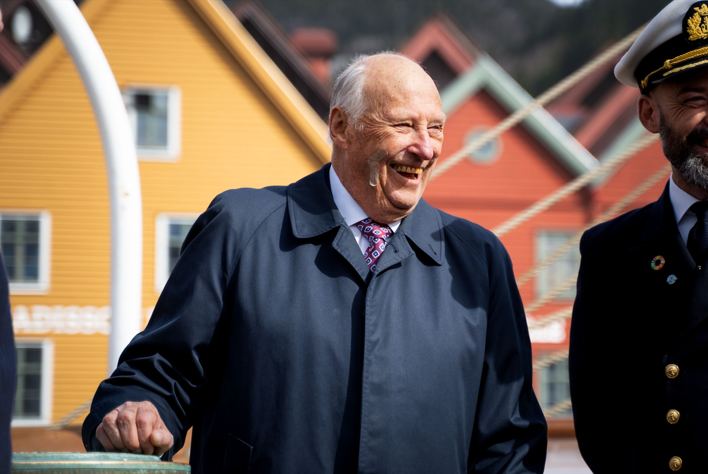 Bryter ut i latter under talen