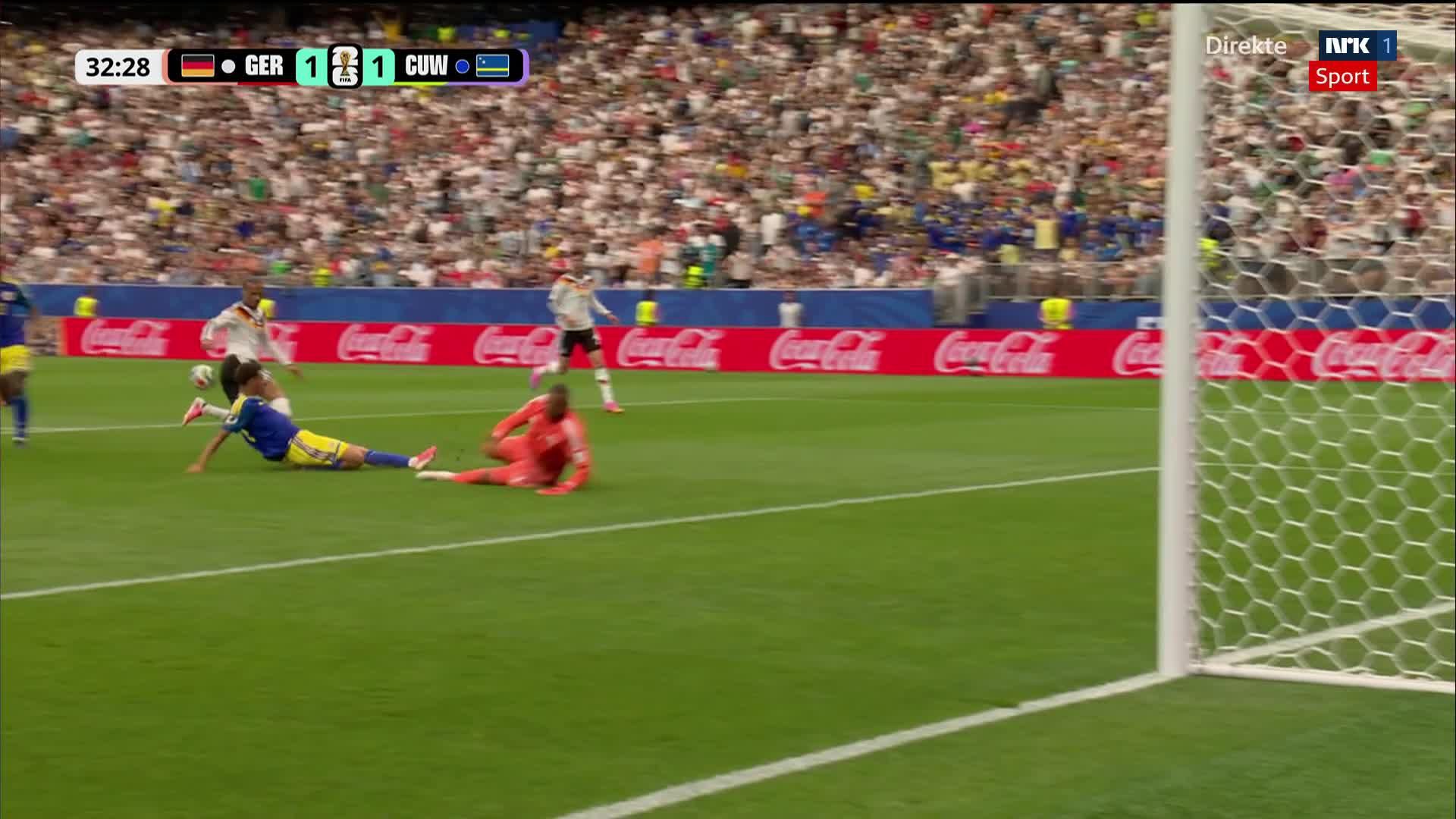 33’ - Forsvarsspill av Deveron Fonville